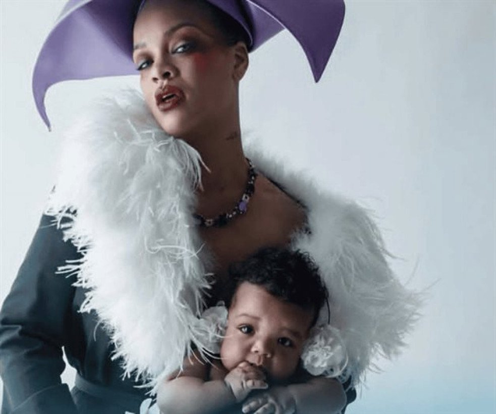 Rihanna viste a su bebé con un pañal de Dior en portada – La Voz de la ...