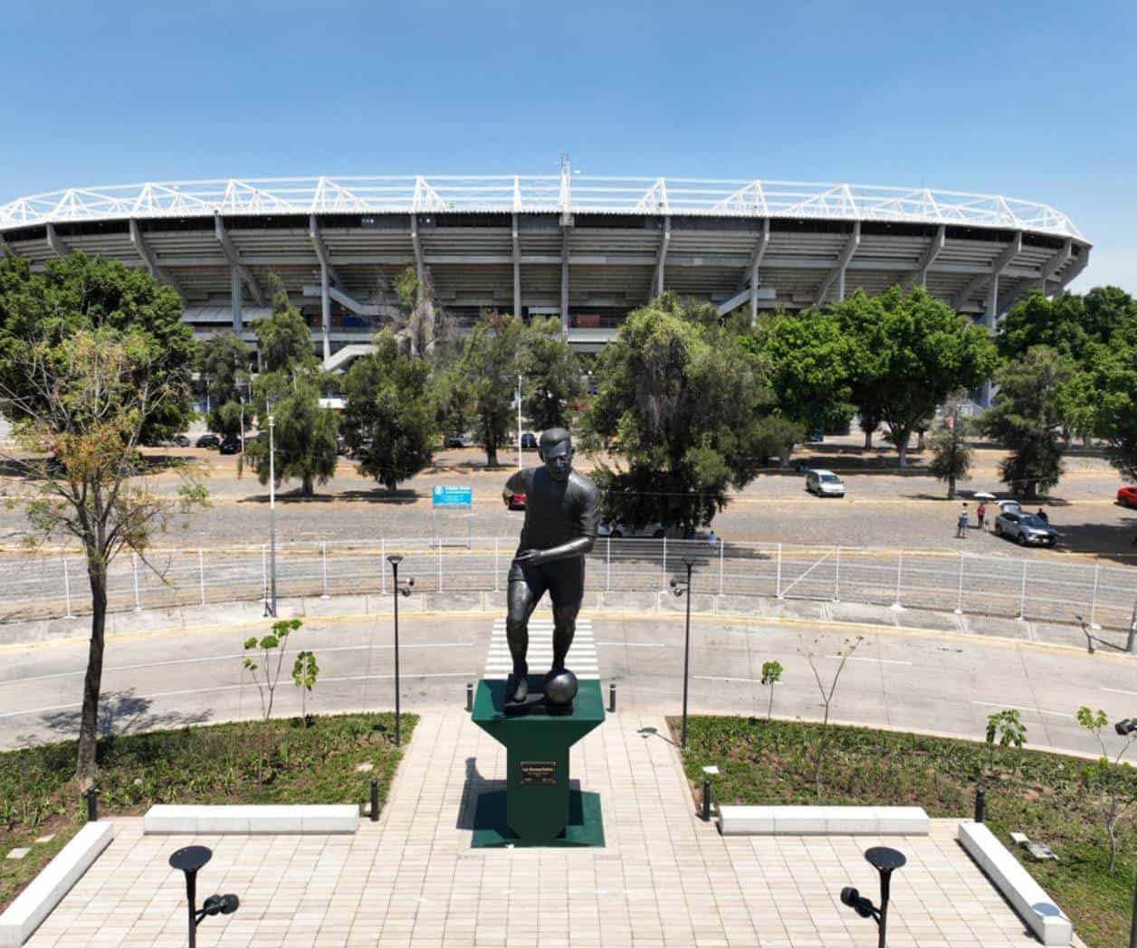 A monumental statue of Pelé is unveiled in Guadalajara – La Voz de la ...